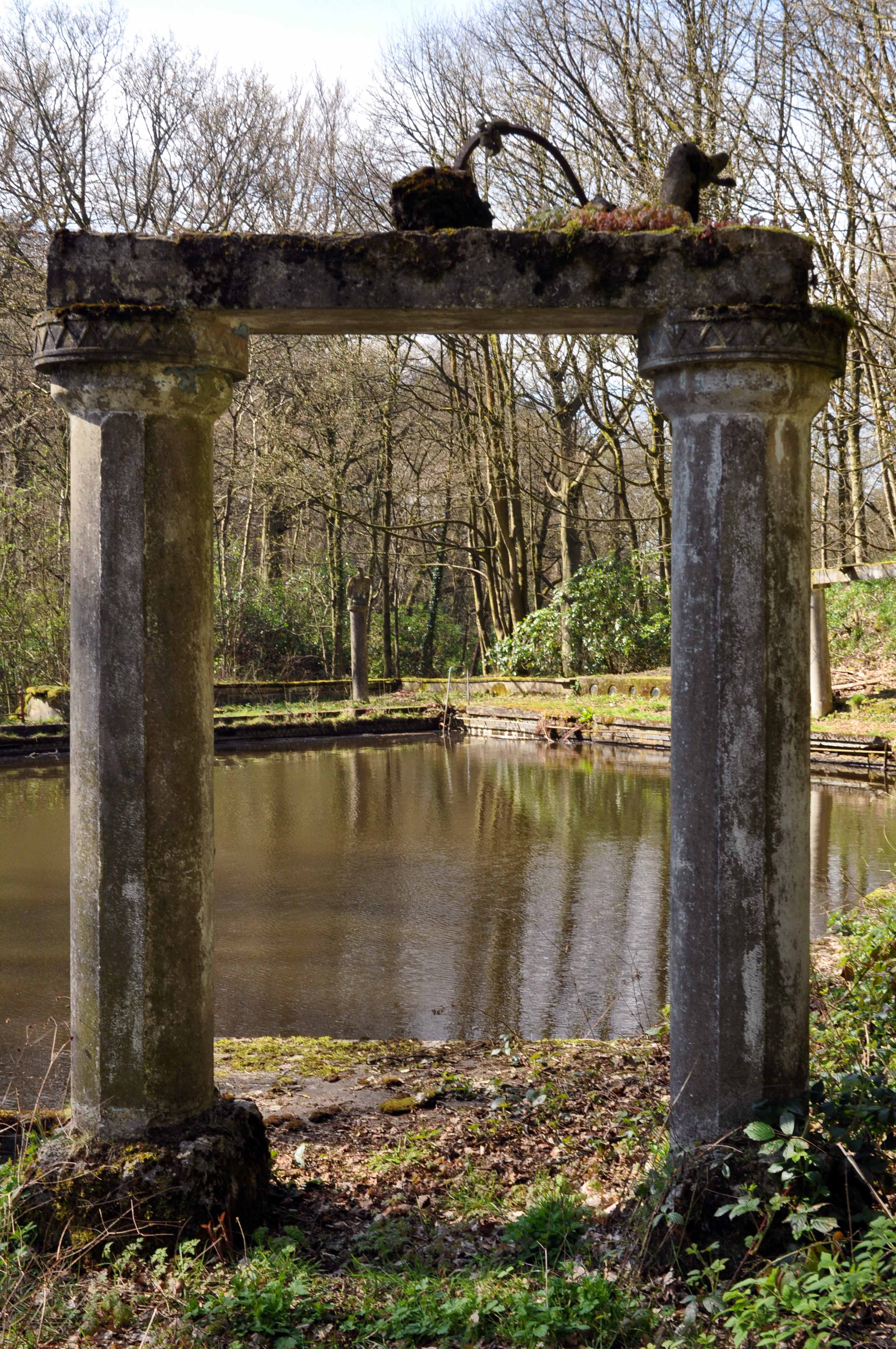 Park Hall Manor Pool – Little Hayfield – Modern Mooch