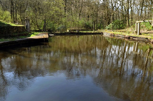 Park Hall Manor Pool – Little Hayfield – Modern Mooch